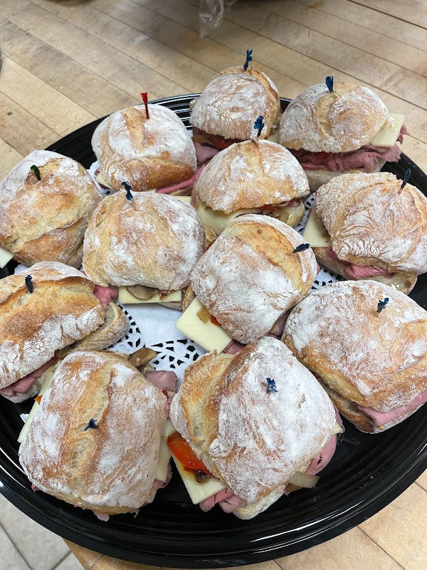 Mini ciabatta au rôti de boeuf maison – L'Atelier Boulangerie Bec-Fin